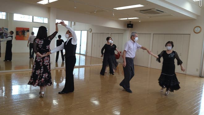 大元駅 徒歩10分/駐車場5台有/更衣室有。桜の床材、片面ミラーの明るく清潔な社交ダンススタジオの写真7