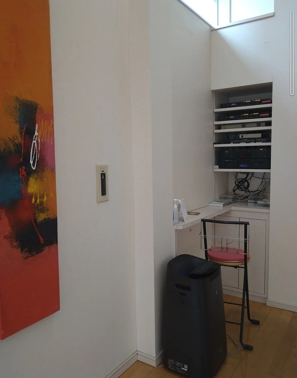 大元駅 徒歩10分/駐車場5台有/更衣室有。桜の床材、片面ミラーの明るく清潔な社交ダンススタジオの写真8