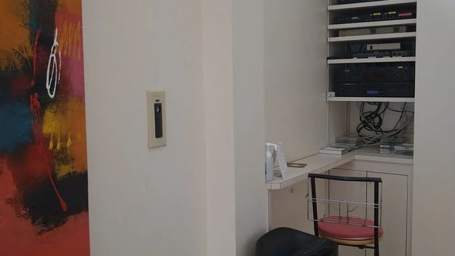 大元駅 徒歩10分/駐車場5台有/更衣室有。桜の床材、片面ミラーの明るく清潔な社交ダンススタジオの写真8