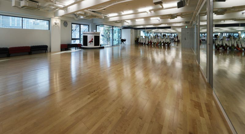 日比谷線六本木駅から徒歩７分、都内最大級のダンスフロア。最大120名収容。Wi-Fiあり。