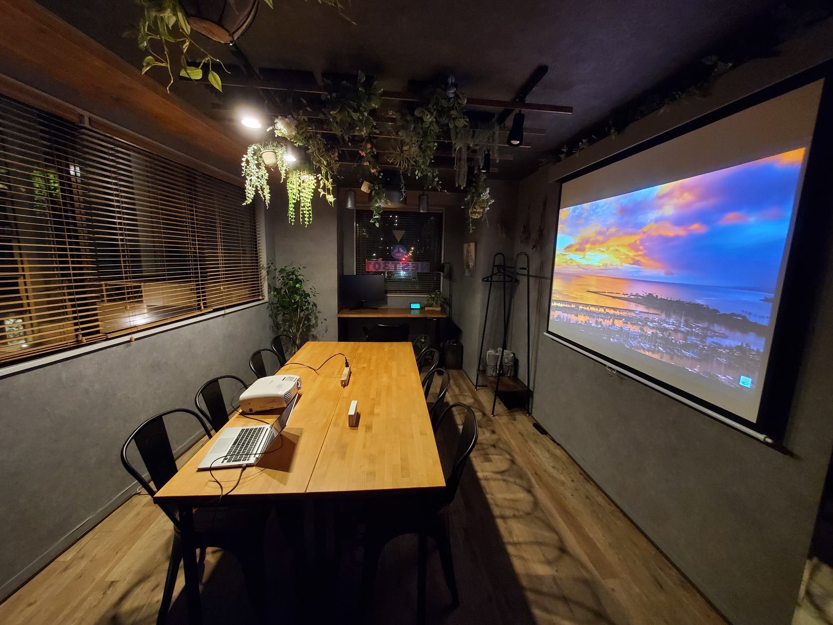 【カフェ風】充実設備🚃北浜5分👢土足OK✨光&有線LAN🪞ミラー🎥プロジェクタ☀二面採光🖥️モニター4台【会議室】の写真17