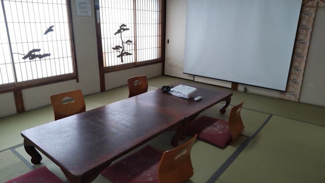 都心にある伝統的旅館の和室 客室(10畳)。様々な利用可能。館内の意匠をこらした設え・昭和レトロポップは旅館ならではの魅力 の写真2