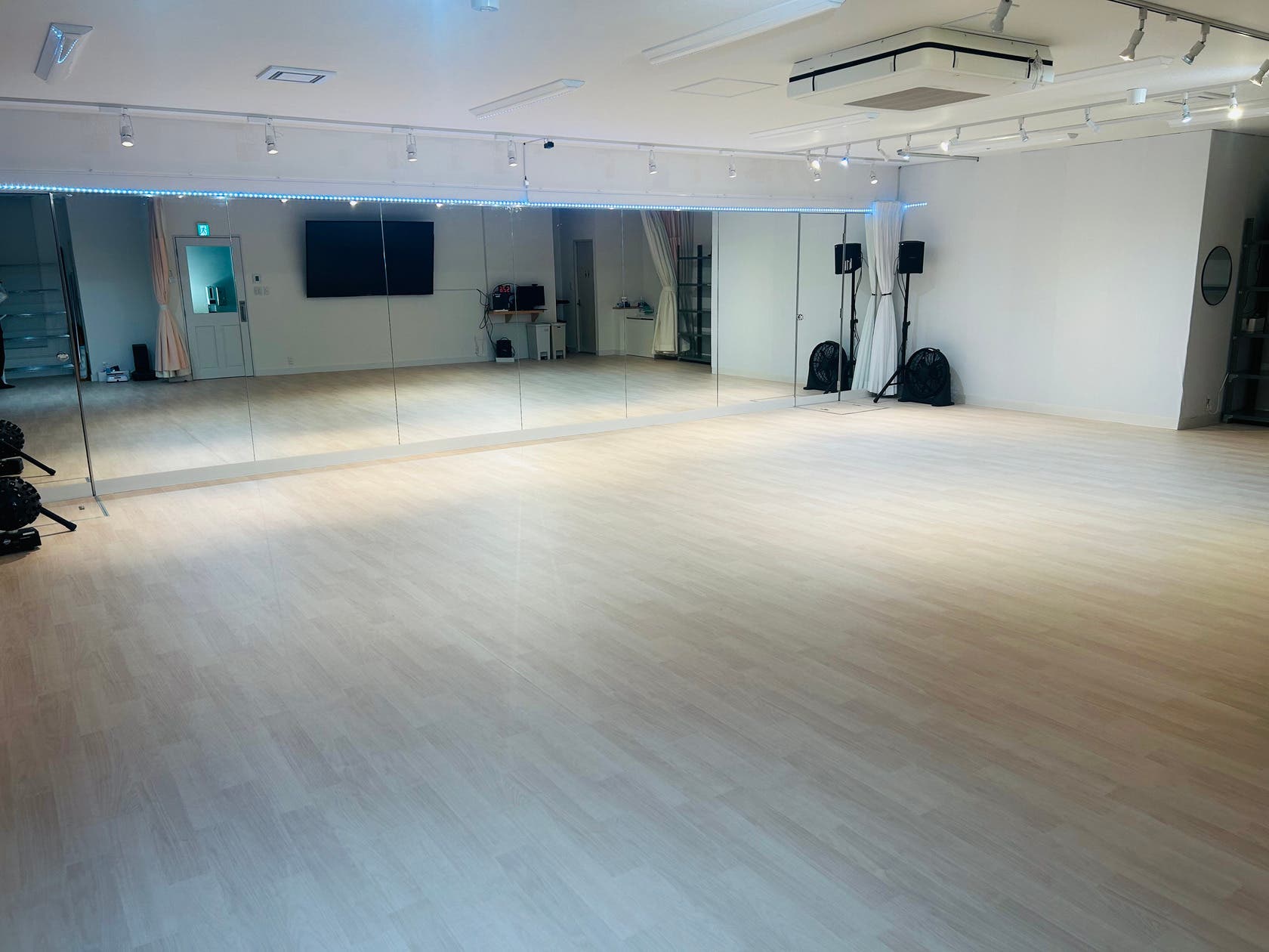 黄金町駅から徒歩３分、７５㎡、社交ダンス、バレエ、ヨガ、セミナー・会議、wifi有、飲食可、巨大モニターありの写真5