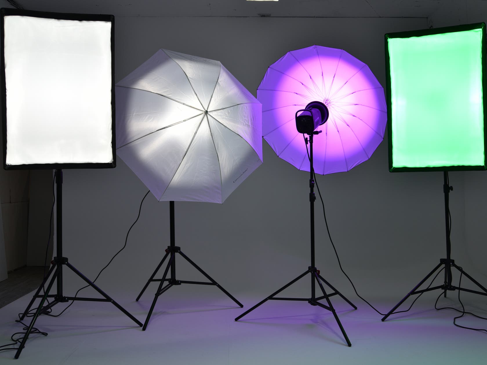 白ホリゾント撮影スタジオ。天井高2.7m。ストロボ・カラーLED・ソフトボックス・スタンドなど豊富な撮影機材。 の写真13