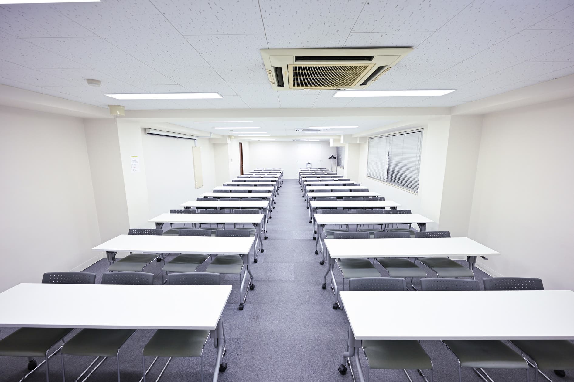 赤坂見附駅前徒歩10秒！＼地域最大級／　定員72名・最大120名の貸し会議室【4A】の写真5