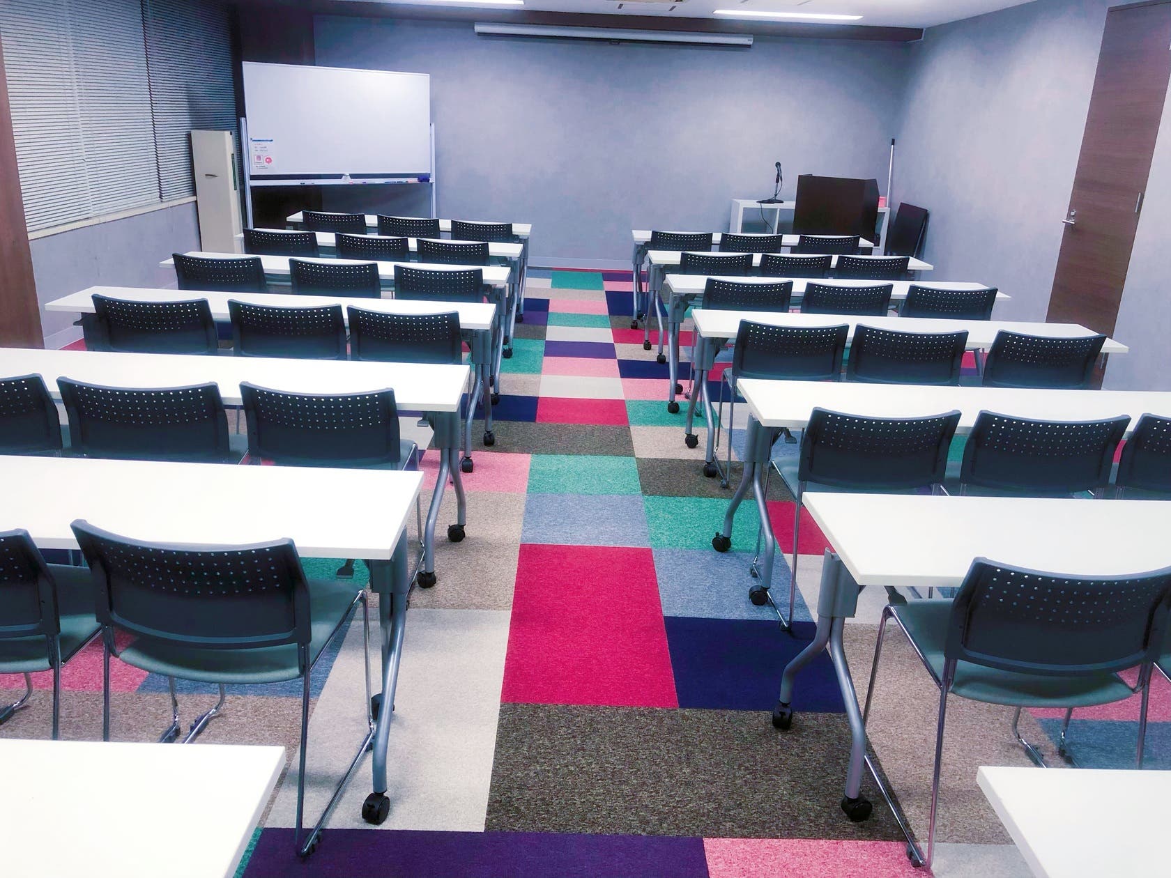 赤坂見附駅前徒歩10秒！会議、セミナー、講習に最適な中会議室（定員42名 最大60名）貸し会議室【4B】の写真1