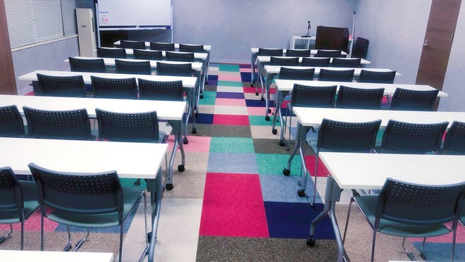 赤坂見附駅前徒歩10秒!会議、セミナー、講習に最適な中会議室(定員42名 最大60名)貸し会議室【4B】の写真1