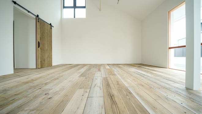 【1時間〜利用可能】自然光が綺麗/廃材の床材に漆喰の空間/撮影小物充実の写真3