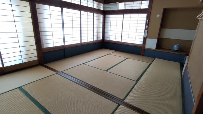 都心にある伝統的旅館の和室 客室(12畳)付き。 商用撮影利用。館内の意匠をこらした設え・昭和レトロポップは旅館ならではの魅力の写真2