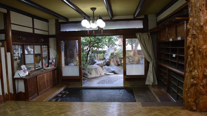 都心にある伝統的旅館の和室 客室(12畳)付き。 商用撮影利用。館内の意匠をこらした設え・昭和レトロポップは旅館ならではの魅力の写真4