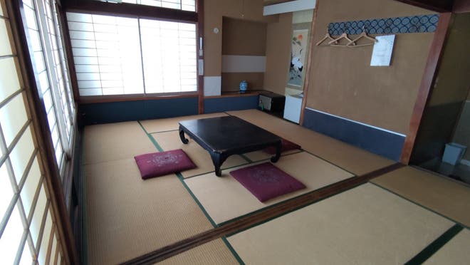 都心にある伝統的旅館の和室 客室(12畳)付き。 商用撮影利用。館内の意匠をこらした設え・昭和レトロポップは旅館ならではの魅力の写真8