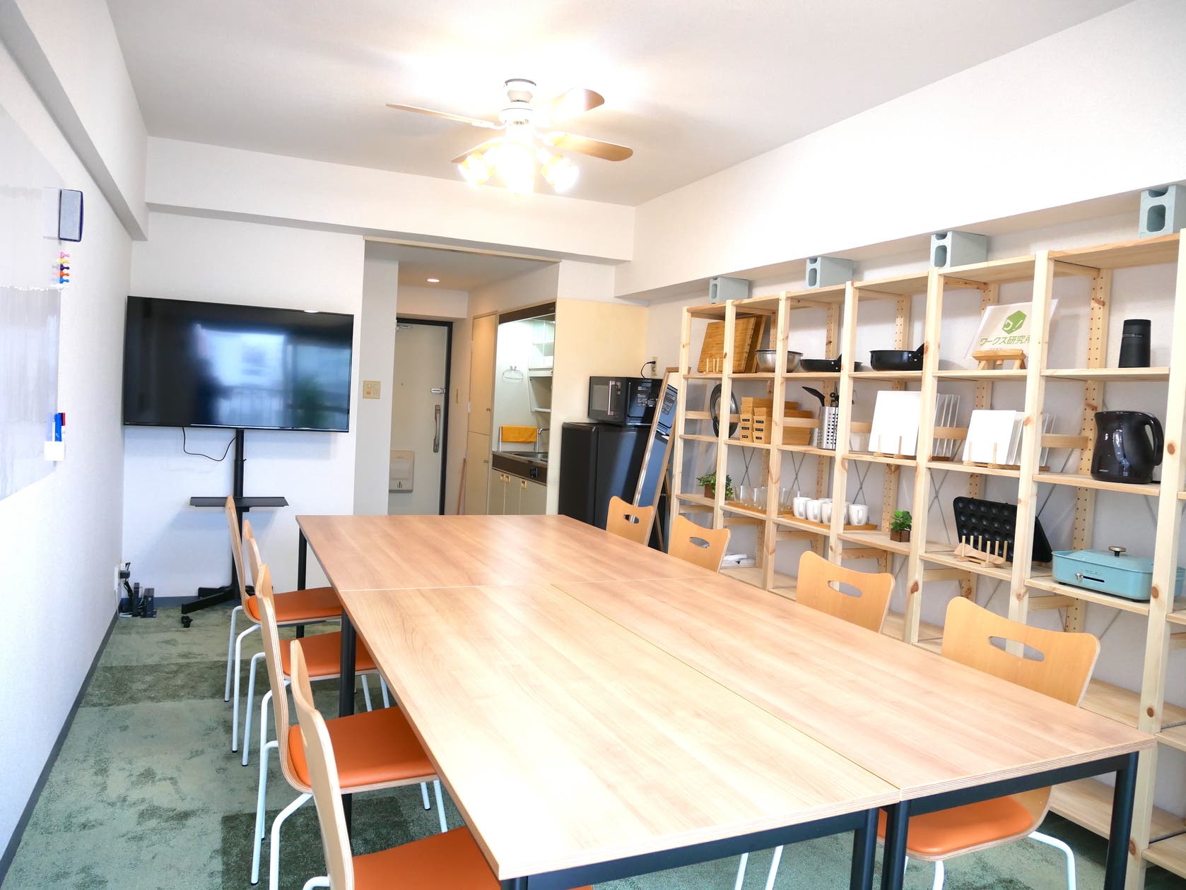 「高田馬場駅 徒歩2分🚶！大型モニター、電子レンジ、調理器具で、セミナーから懇親会、女子会などに最適👥✨」の写真5