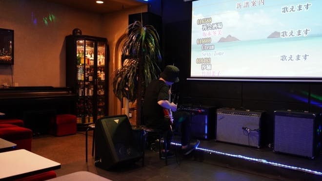 【三鷹駅・吉祥寺駅・調布駅】カラオケや音楽スタジオ、写真撮影、パーティーに最適!バーカウンター、ステージのある広々したスナックの写真7