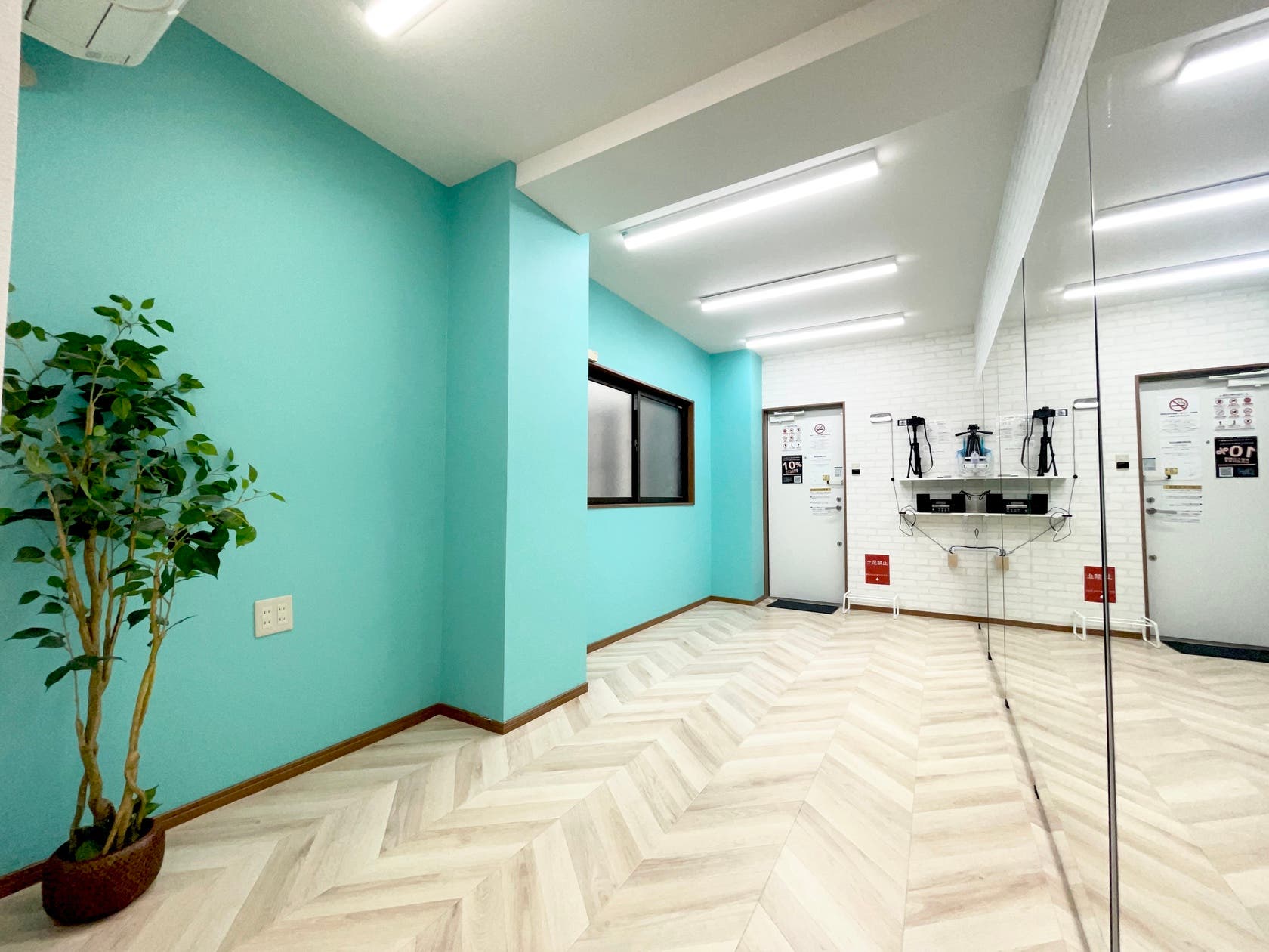 【横浜駅6分】約15平米｜駅近｜地域最安🉐｜おしゃれな内装｜2~3人の個人練習👍｜毎日清掃🧹｜レンタルスタジオの写真5