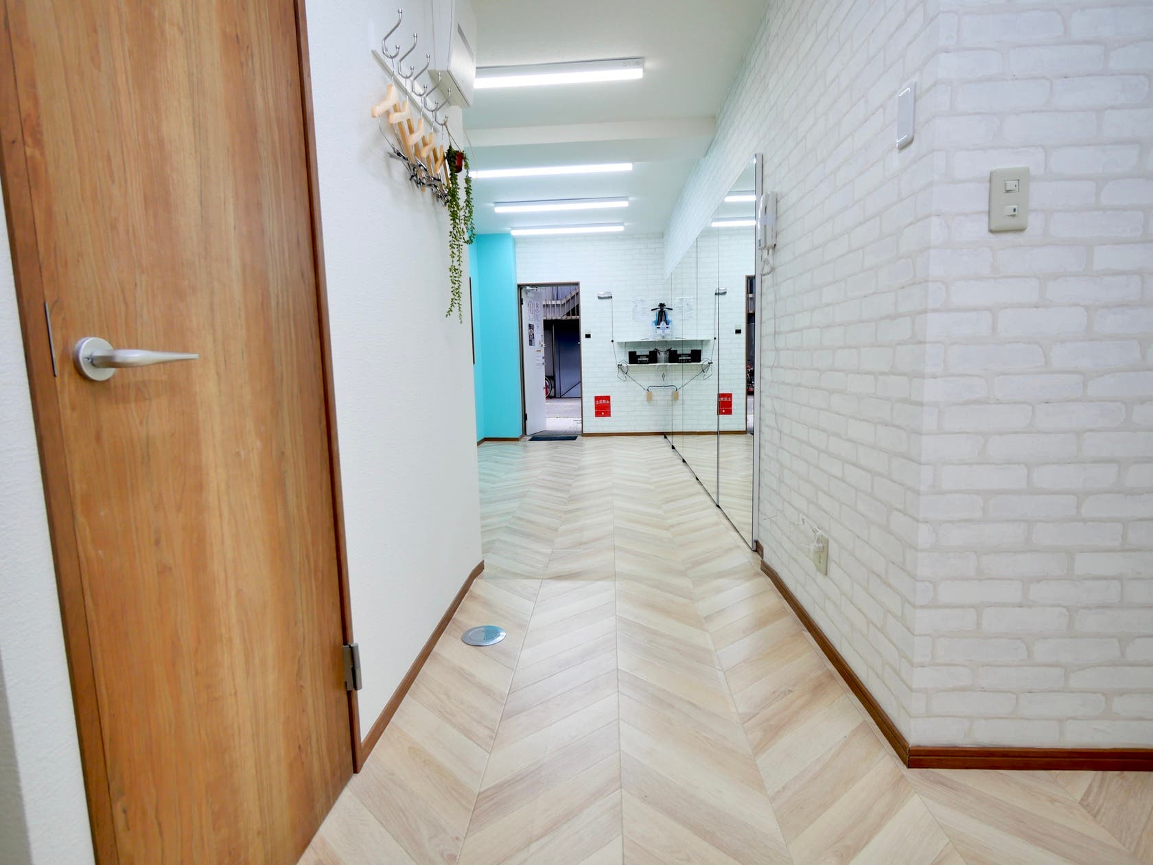 【横浜駅6分】約15平米｜駅近｜地域最安🉐｜おしゃれな内装｜2~3人の個人練習👍｜毎日清掃🧹｜レンタルスタジオの写真6