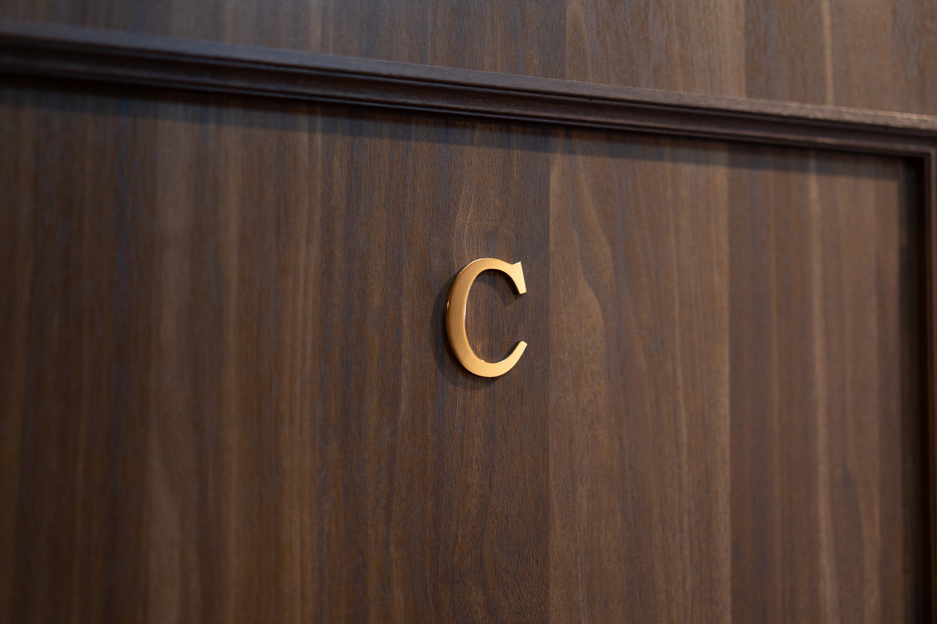 【熊本下通中央】ルーム C シックな赤にゴールドが映え リッチでゴージャスの写真4