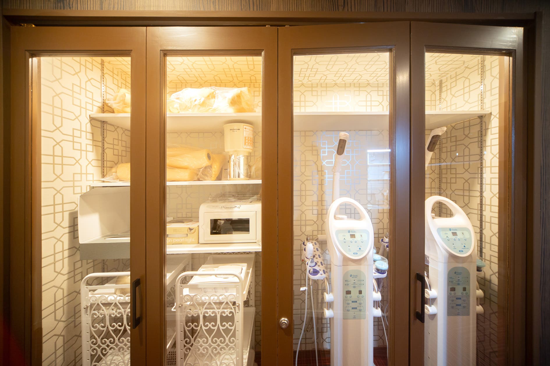 【熊本下通中央】ルーム C シックな赤にゴールドが映え リッチでゴージャスの写真8