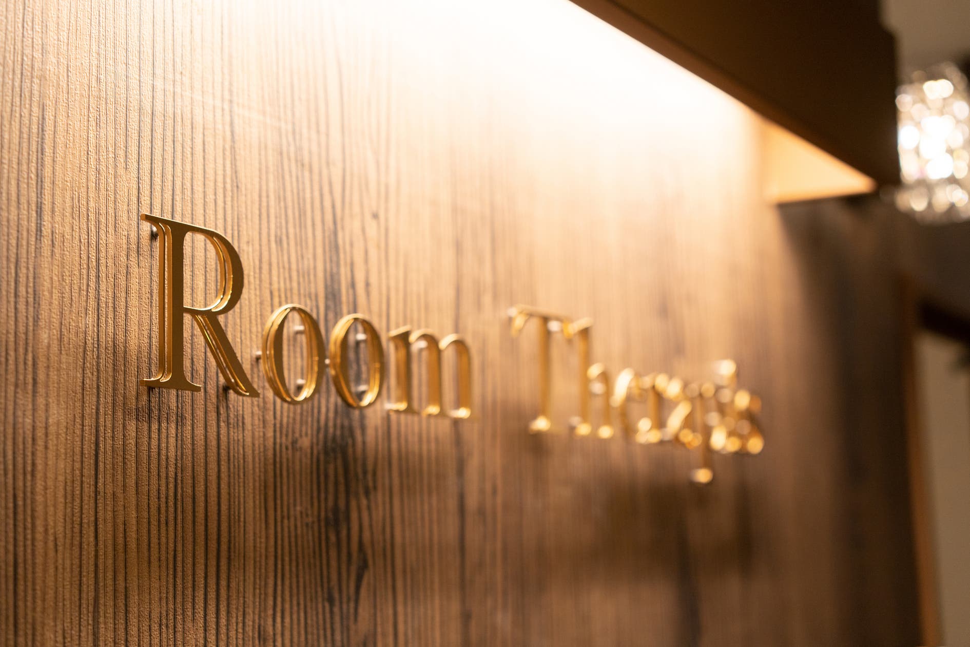 【熊本下通中央】ルーム C シックな赤にゴールドが映え リッチでゴージャスの写真5