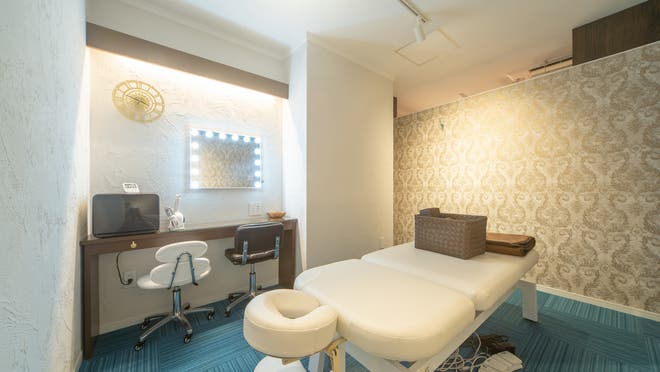 【熊本下通中央】ルーム E 白地にゴールド模様がクラシカルでラグジュアリーの写真1