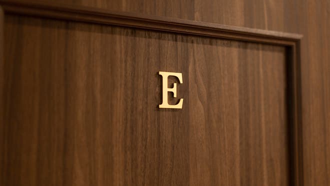 【熊本下通中央】ルーム E 白地にゴールド模様がクラシカルでラグジュアリーの写真3