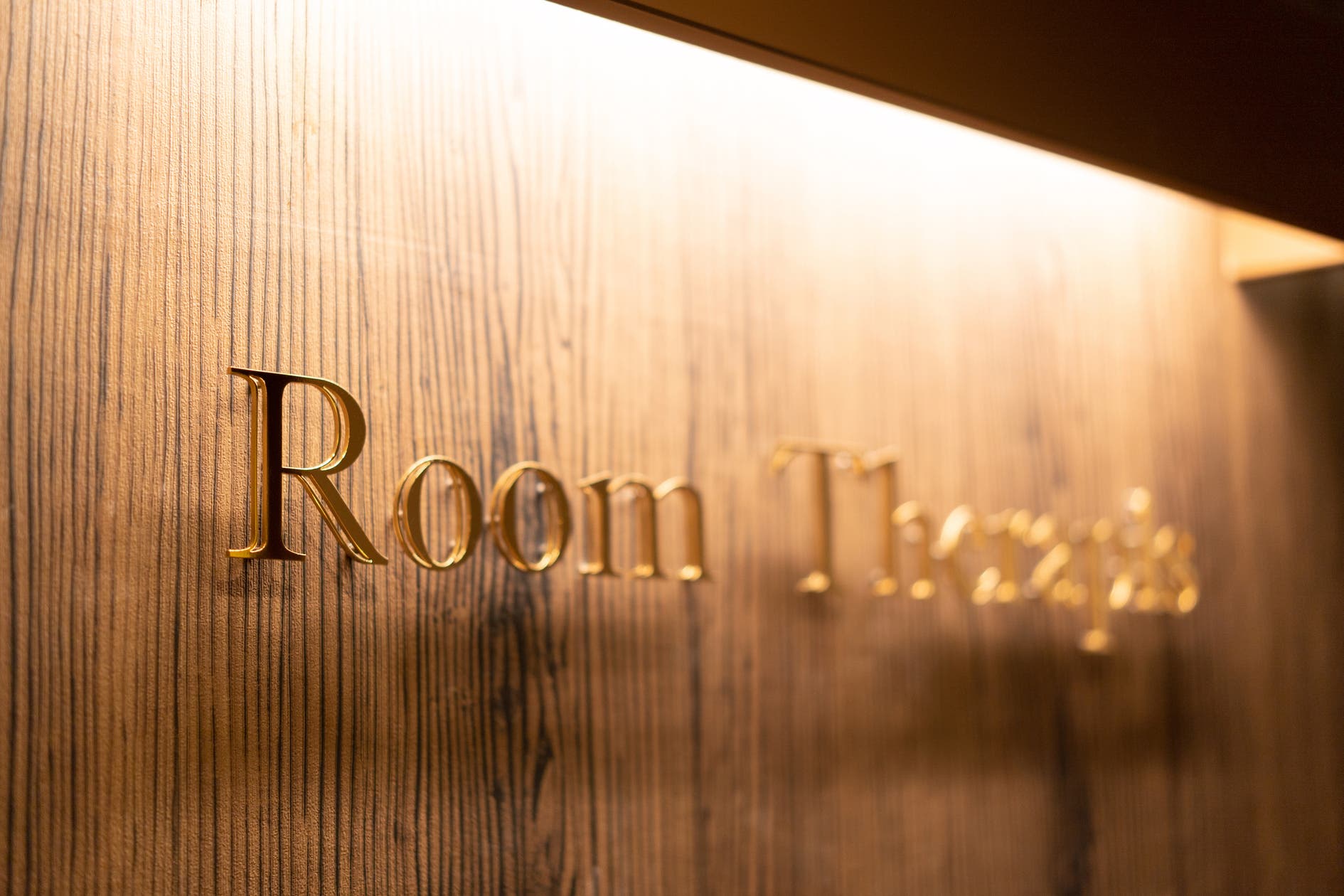 【熊本下通中央】ルーム E 白地にゴールド模様がクラシカルでラグジュアリーの写真4