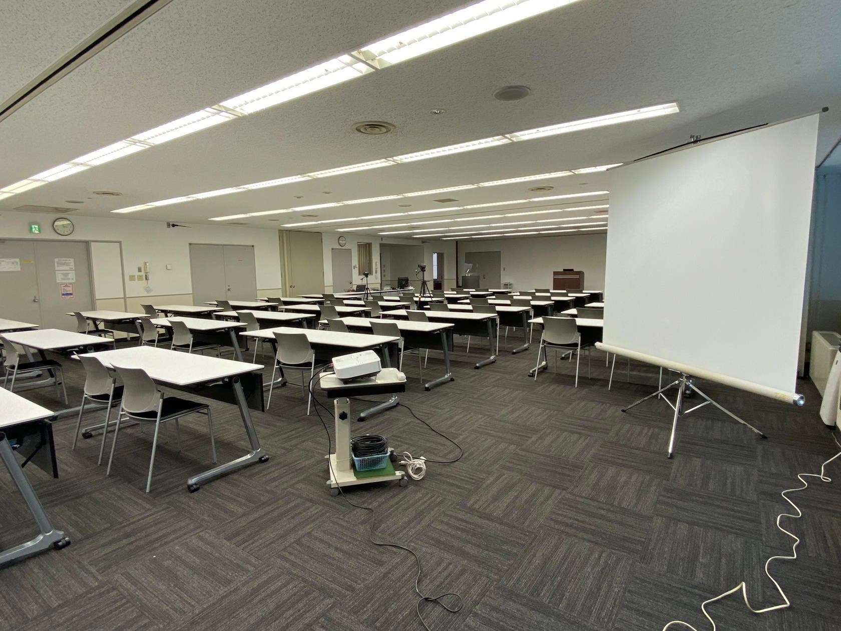 【オンライン配信にも対応】新橋5分の貸会議室228名対応　7階大ホールの写真7