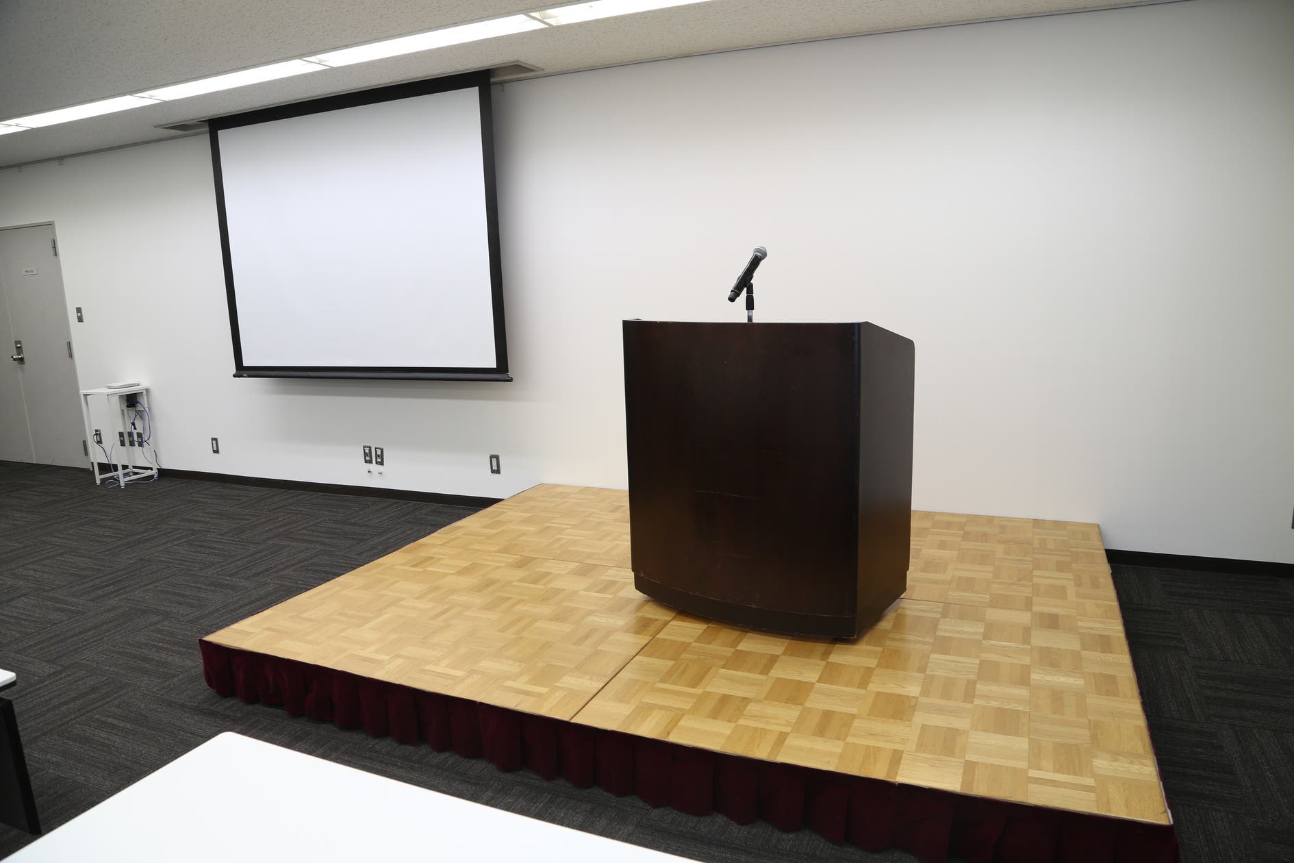 【オンライン配信にも対応】新橋5分の貸会議室228名対応　7階大ホールの写真8