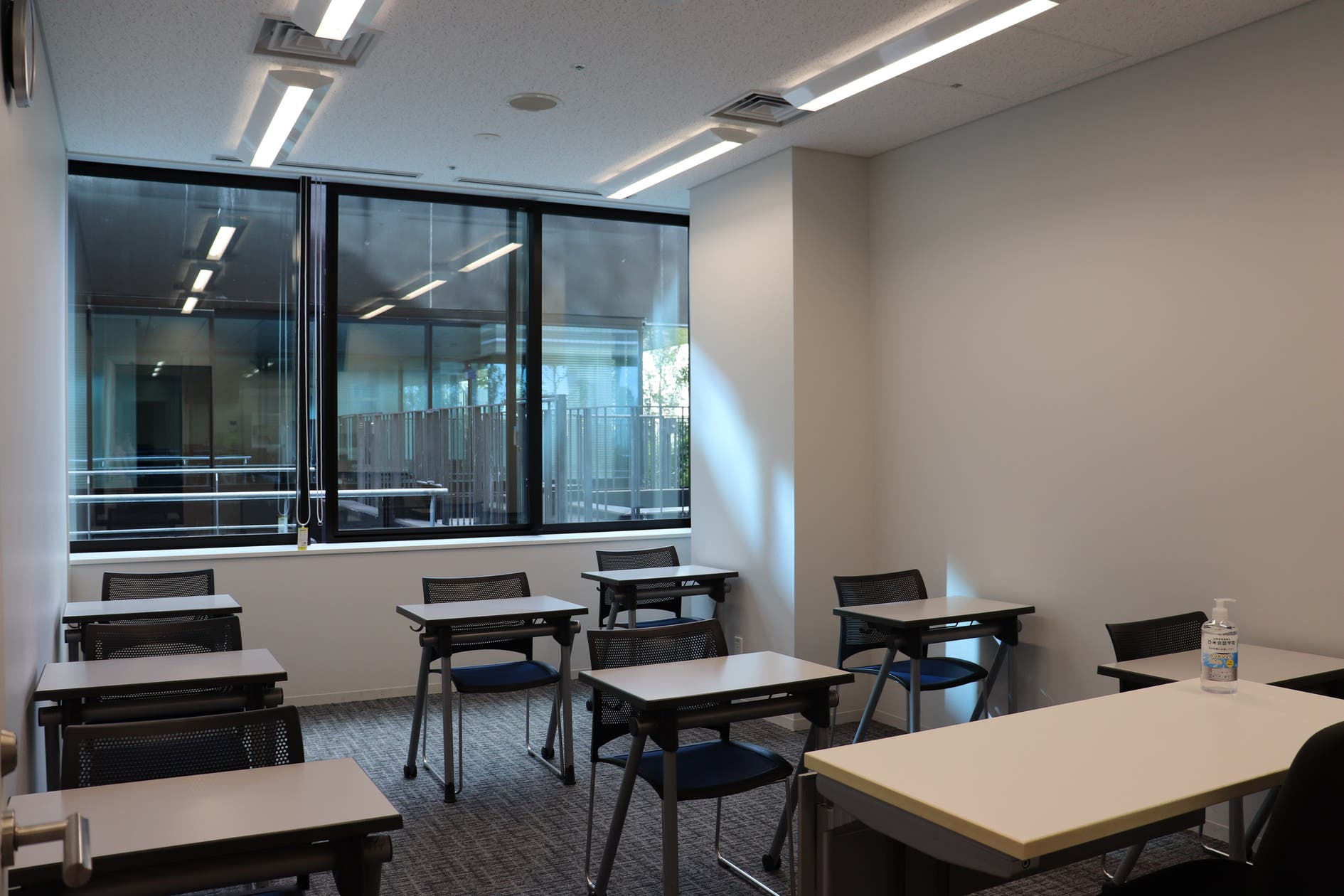 【四ツ谷駅徒歩3分】フロア貸し_全15部屋130名対応！土日限定貸出！試験会場/セミナー/研修に。無料Wi-Fi モニター付きの写真5