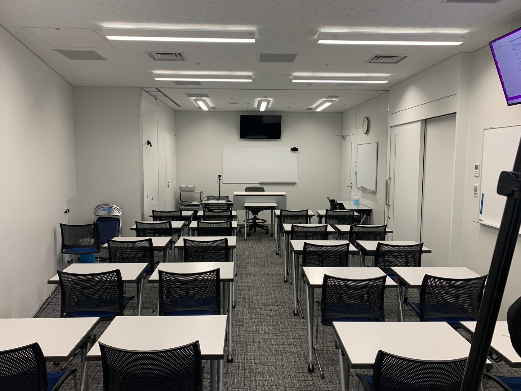 【四ツ谷駅徒歩3分】フロア貸し_全15部屋130名対応！土日限定貸出！試験会場/セミナー/研修に。無料Wi-Fi モニター付きの写真4