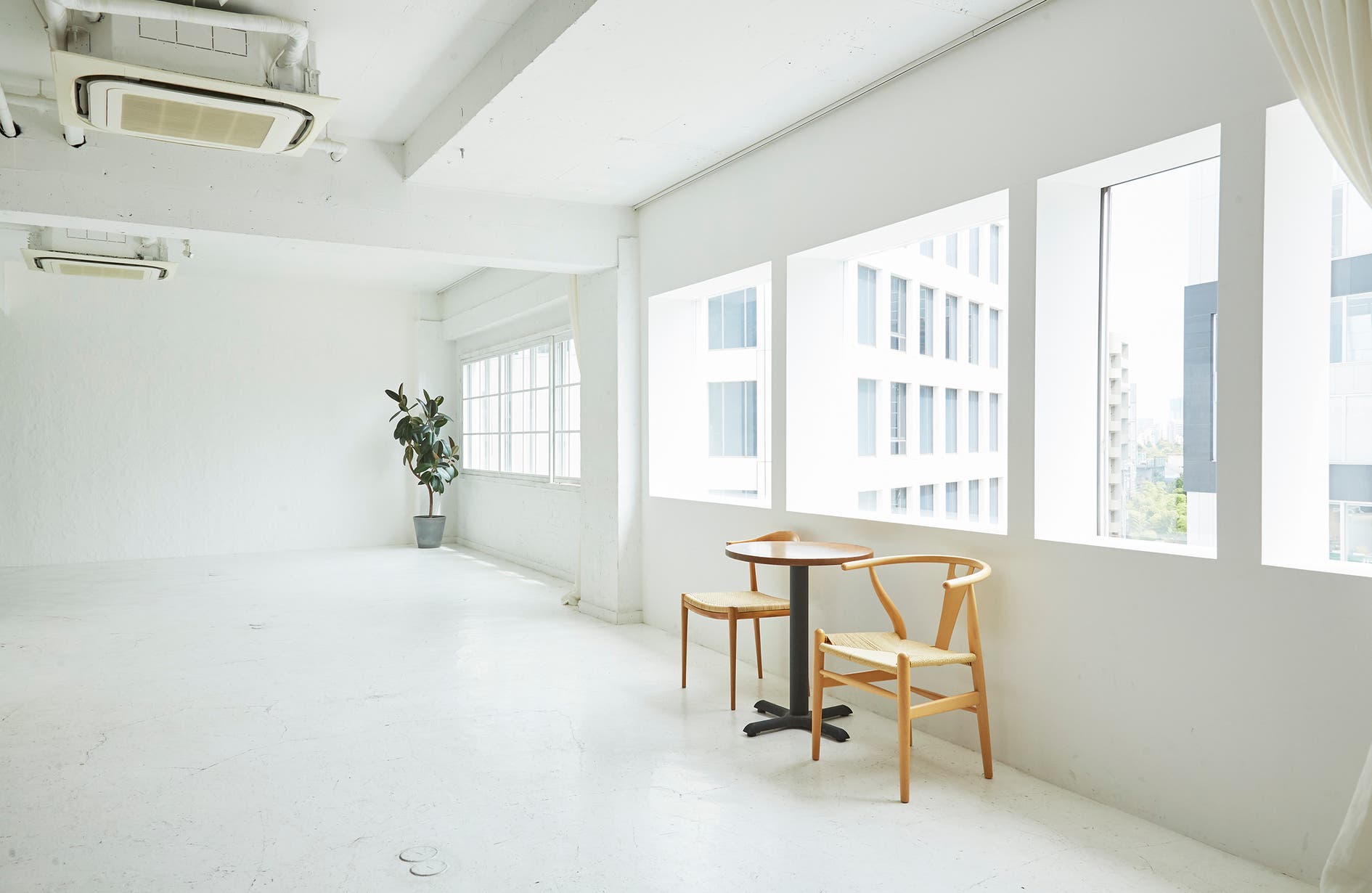 【 外苑前駅 徒歩1分 ! 】自然光あふれるシンプルモダンなスペース FIVE STUDIOの写真1