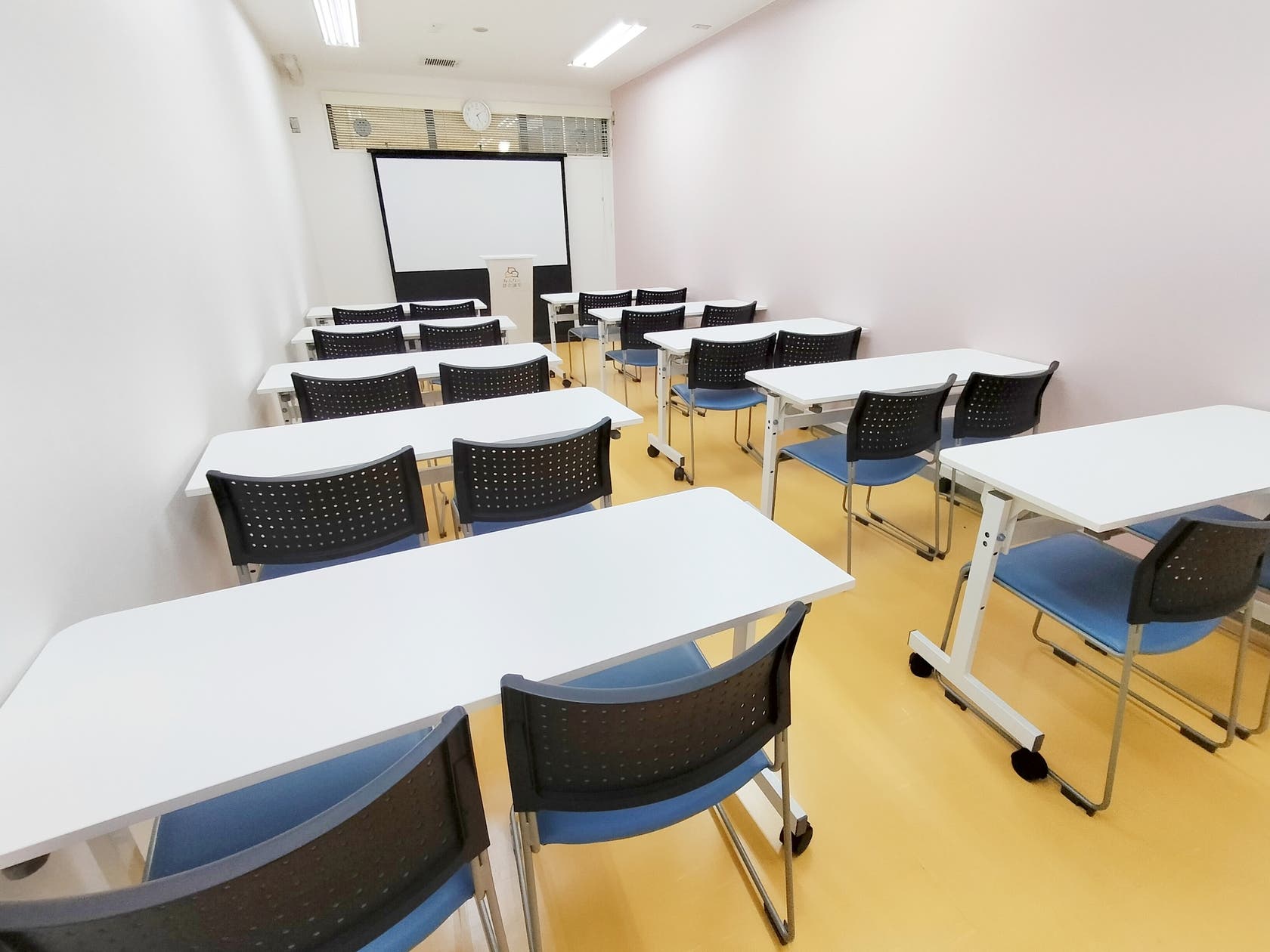 【壺川駅徒歩5分】定員20＋α名！プロジェクター含む備品・高速Wi-Fi無料！旭町103会議室の写真2