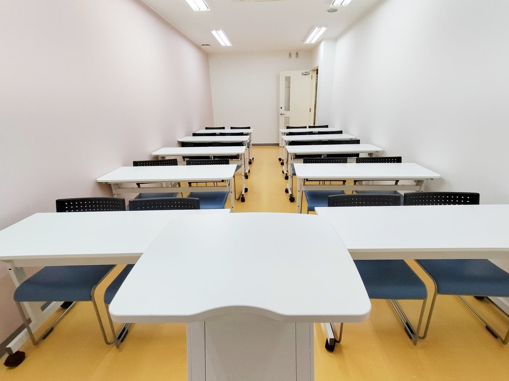 【壺川駅徒歩5分】定員20＋α名！プロジェクター含む備品・高速Wi-Fi無料！旭町103会議室の写真3