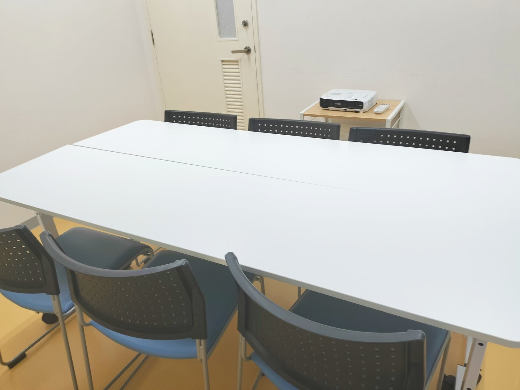 【壺川駅徒歩5分】定員６＋α名！プロジェクター含む備品・高速Wi-Fi無料！旭町104会議室の写真2