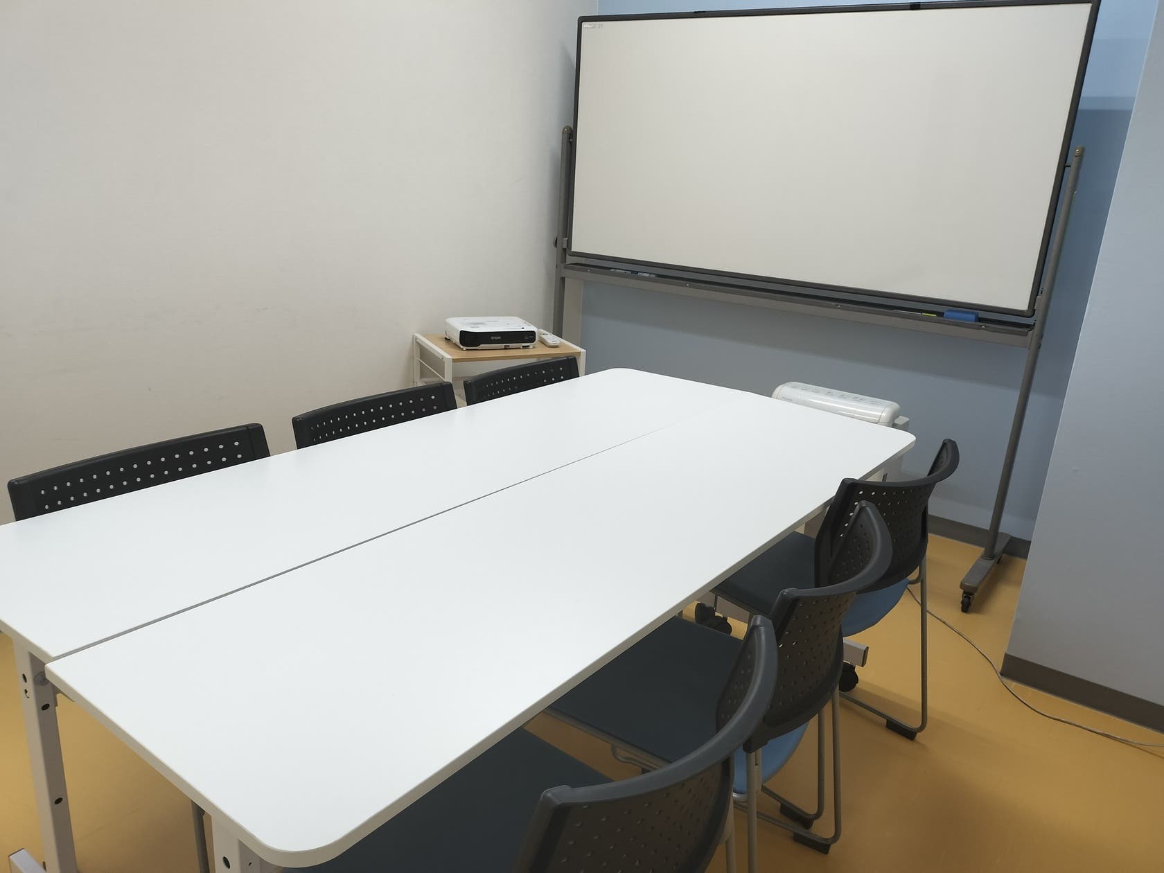 【壺川駅徒歩5分】定員６＋α名！プロジェクター含む備品・高速Wi-Fi無料！旭町104会議室の写真3