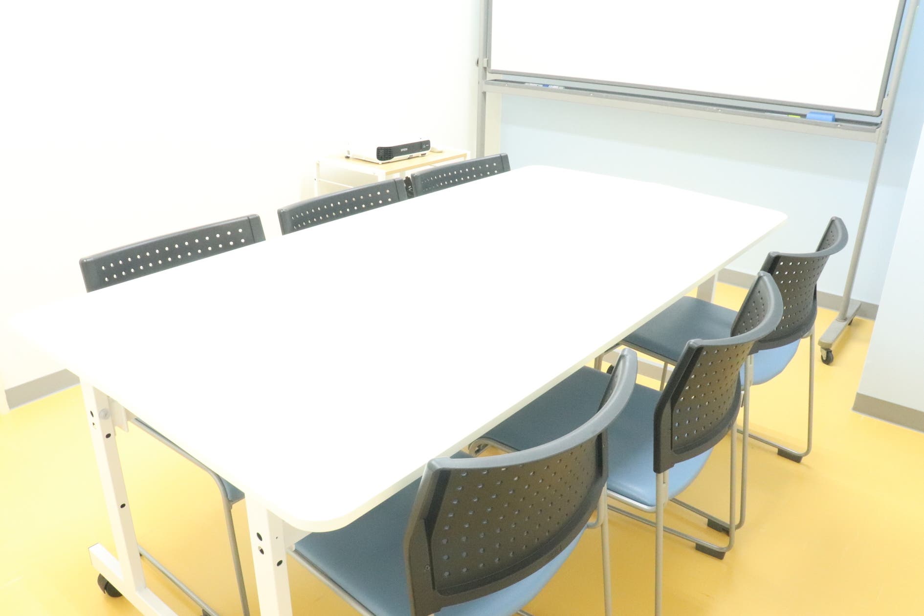 【壺川駅徒歩5分】定員６＋α名！プロジェクター含む備品・高速Wi-Fi無料！旭町104会議室の写真5