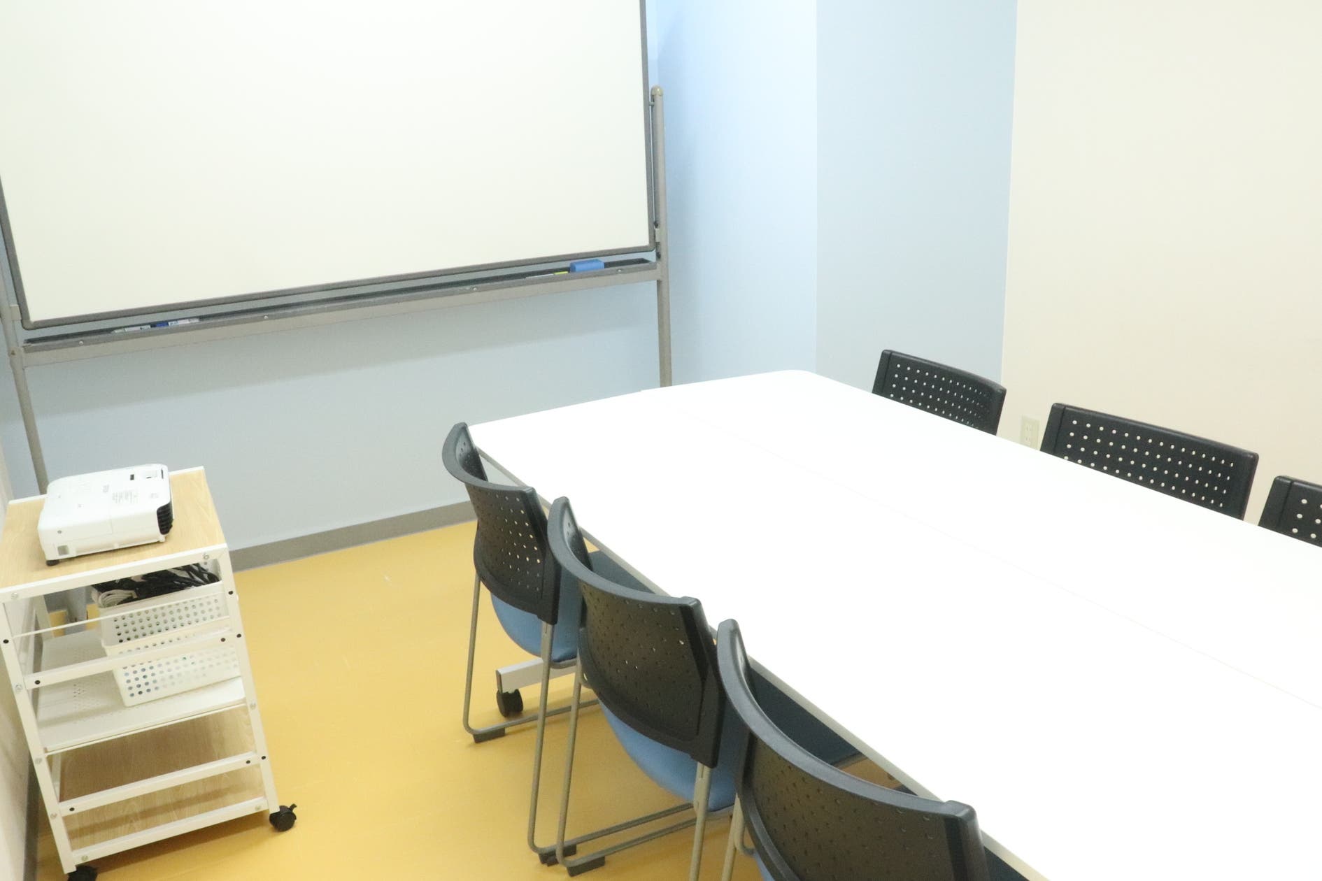 【壺川駅徒歩5分】定員６＋α名！プロジェクター含む備品・高速Wi-Fi無料！旭町104会議室の写真6