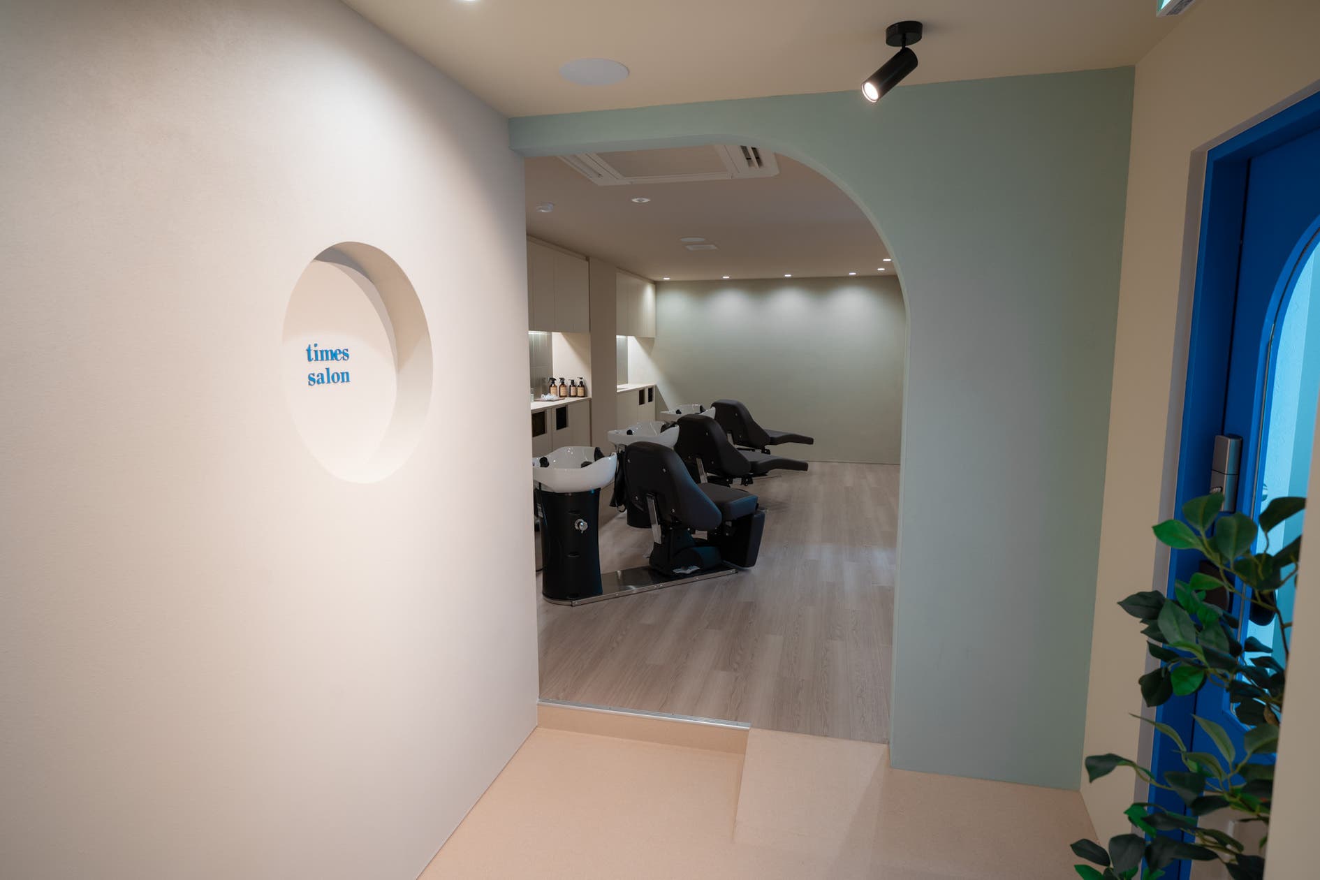 名駅個室カットブース、リアシャンプー台、美容所登録済み、鍵付きロッカーの写真4