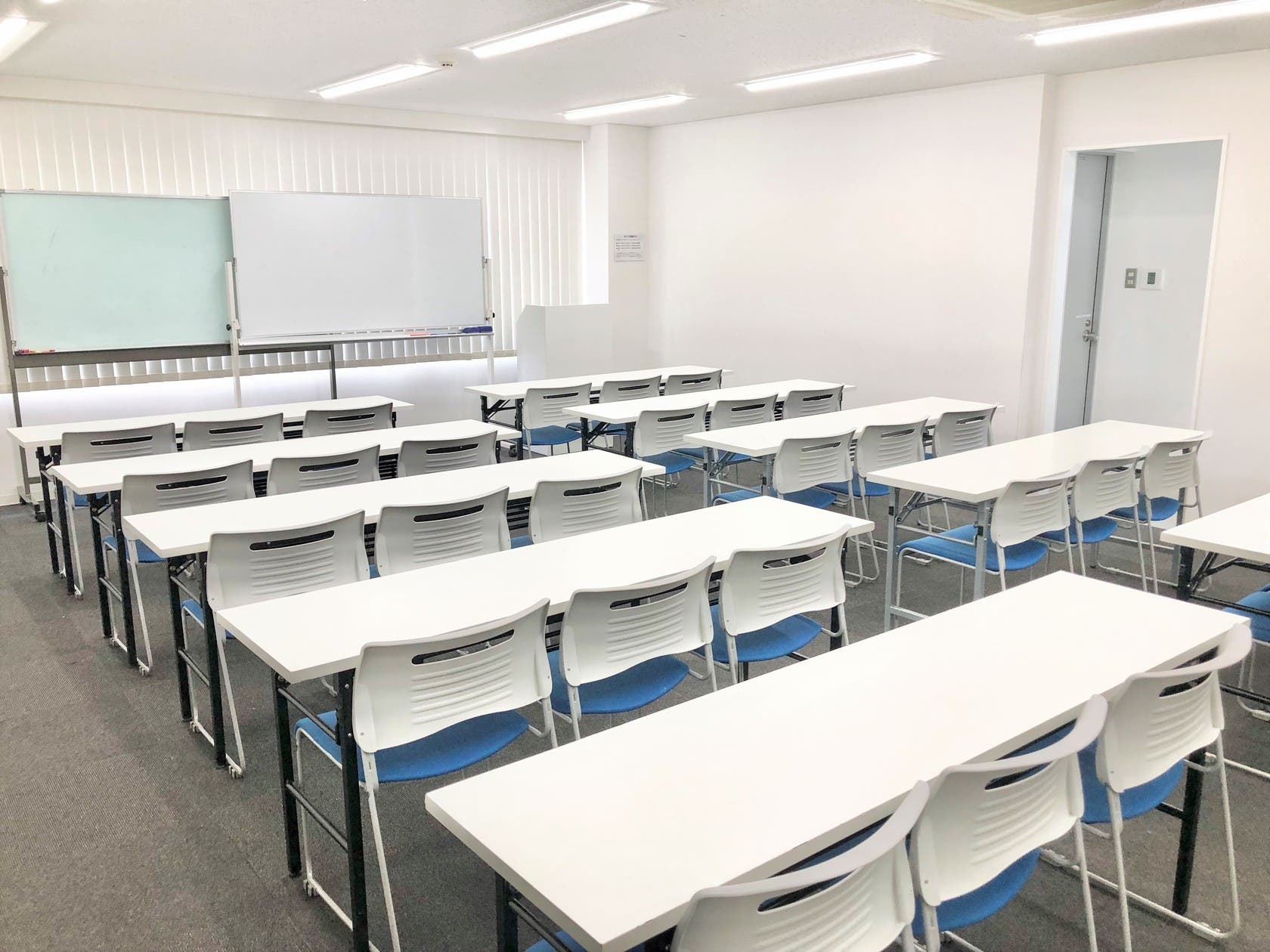 ★新宿T-spaceⅡ★最大３８名迄使用可能！新宿三丁目駅より徒歩１分の格安貸会議室！の写真2