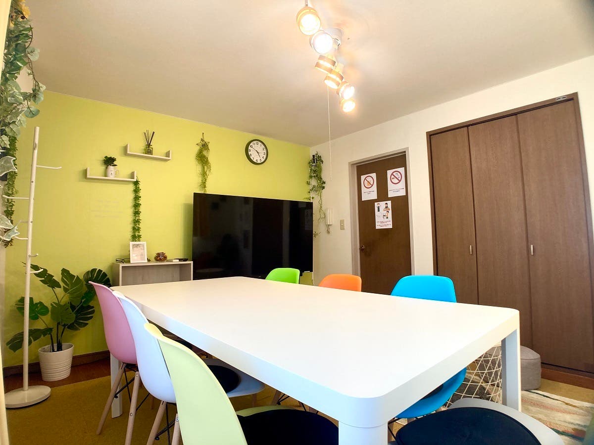 動画配信見放題❣リピート割あり❣駅近徒歩4分♪朝活歓迎📚超大型❣65型TV📺で動画鑑賞🎥プレゼンやセミナー📖の写真6