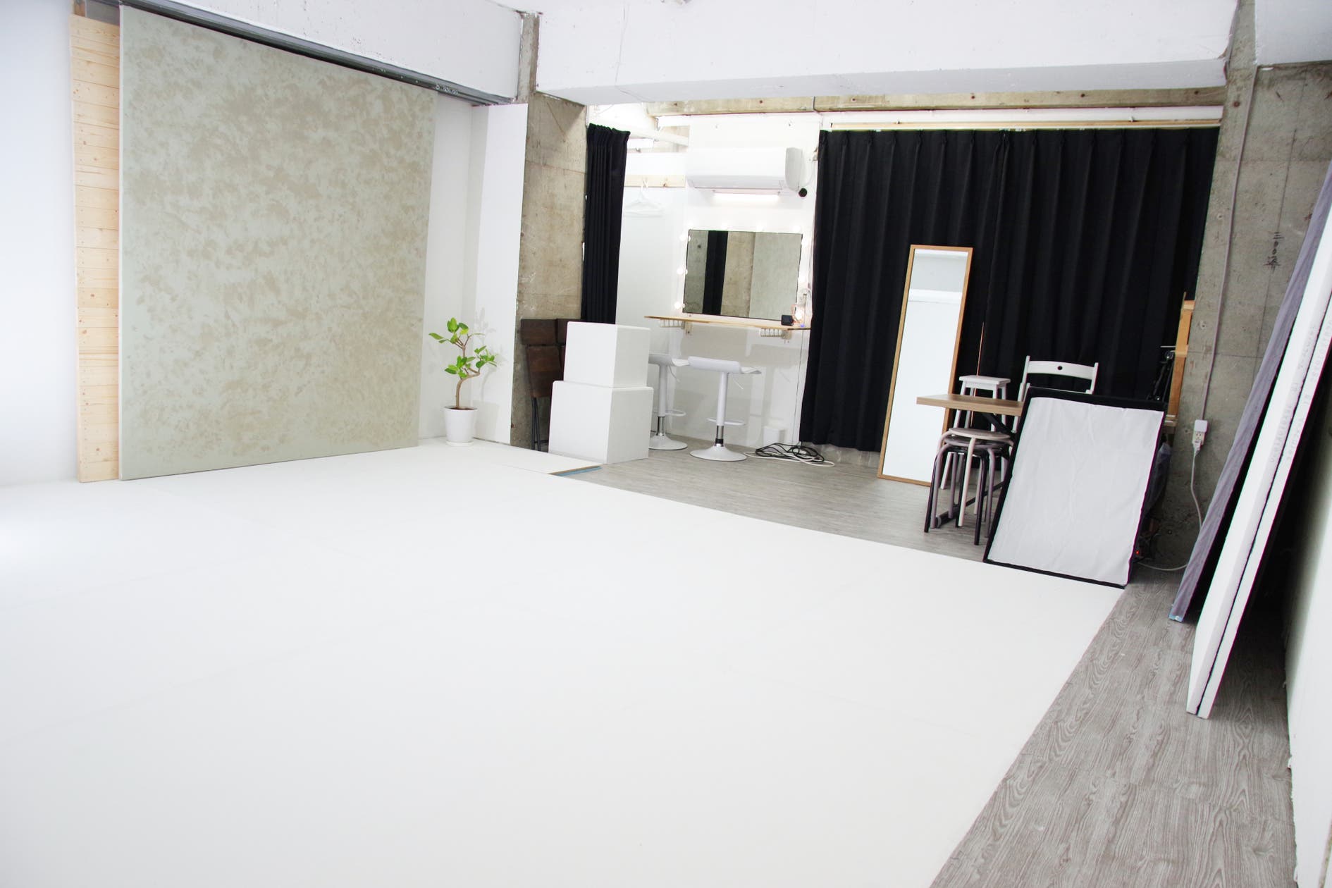 白ホリゾント撮影スタジオ。天井高2.7m。ストロボ・カラーLED・ソフトボックス・スタンドなど豊富な撮影機材。 の写真12