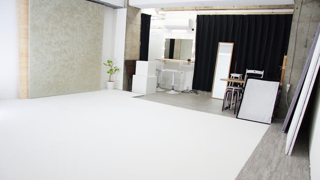 白ホリゾント撮影スタジオ。天井高2.7m。ストロボ・カラーLED・ソフトボックス・スタンドなど豊富な撮影機材。 の写真12