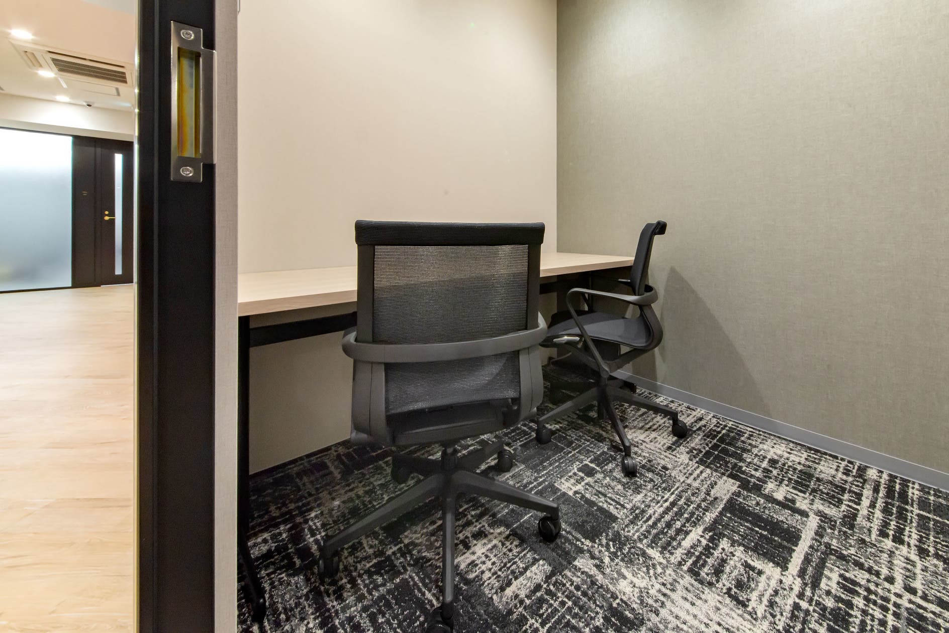 No.303✨12~1月値下げ中✨【大宮駅東口２分】✨モニター付完全個室✨WiFi無料/ドリンク/web会議 エグゼクティブの写真6