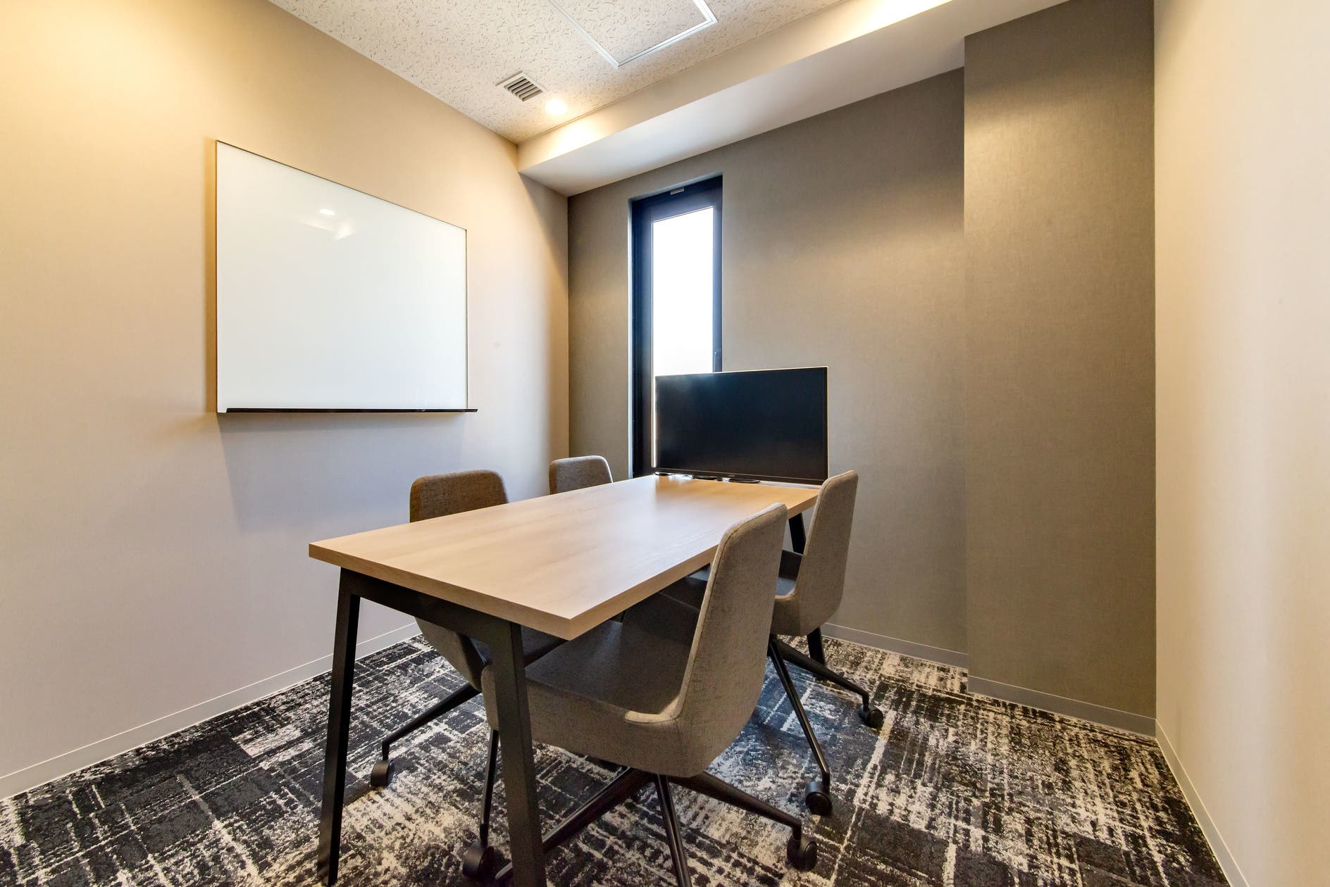 ✨12~1月値下げ中✨【大宮駅東口２分】~4名✨有人受付あり✨会議や遊びに！Wi-Fi/ドリンク　小会議室No.301の写真1