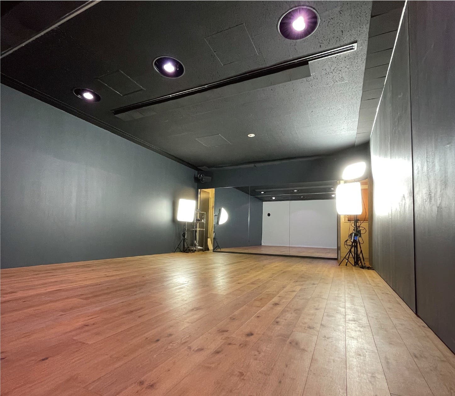 神泉 / 渋谷駅徒歩7分！ ダンスの練習はもちろん、LED照明も完備のためアー写撮影や動画撮影にも最適なレンタルスタジオです！ の写真1