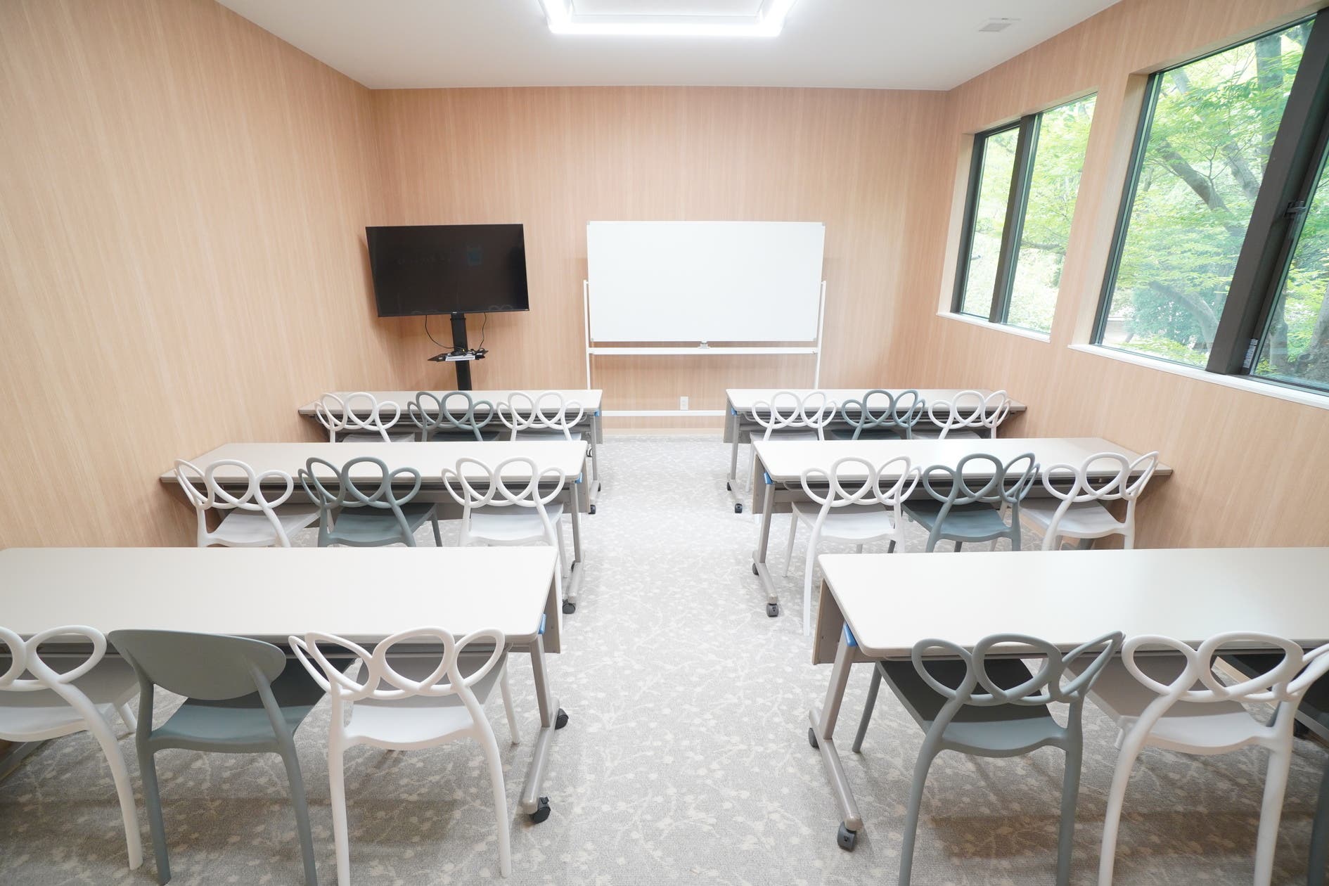 ＜レンタルスペースYAHAGI No.1＞ツルマガーデン内🌳18名収容💺Wi-Fi📶大型モニター🖥会議/研修/ワークショップの写真5