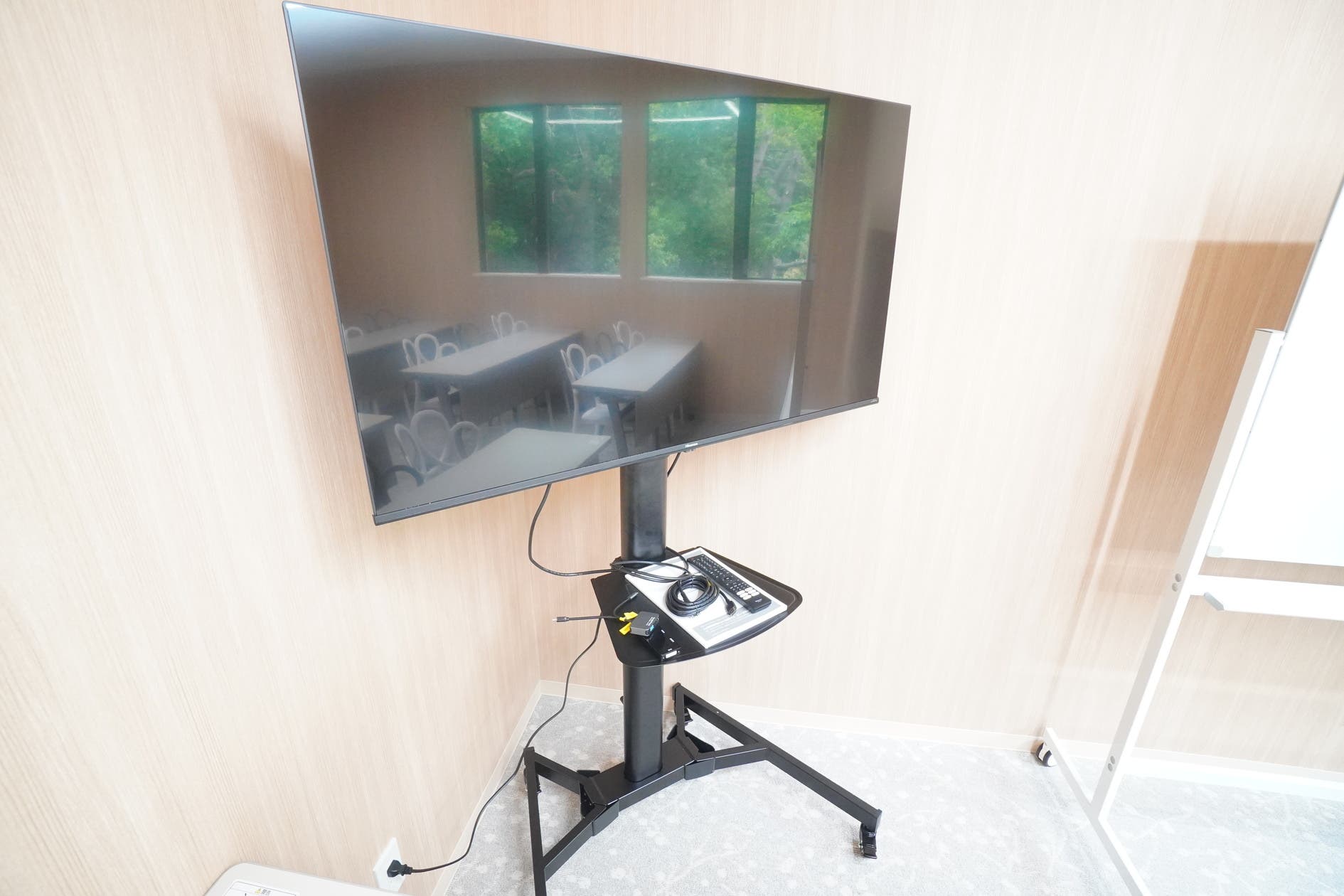 ＜レンタルスペースYAHAGI No.1＞ツルマガーデン内🌳18名収容💺Wi-Fi📶大型モニター🖥会議/研修/ワークショップの写真9