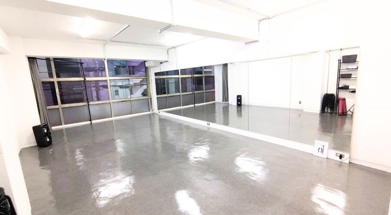 【元町駅1分】🎉Open割引最大22％OFF🎉7ｍの大型鏡🪞長時間割でお得に✨24ｈダンス/ヨガ💃広々40㎡🤸‍♀️