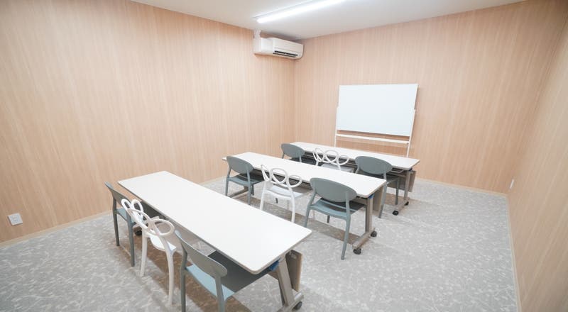 ＜レンタルスペースYAHAGI No.2＞ツルマガーデン内🌳9名収容💺Wi-Fi📶会議/商談/テレワーク