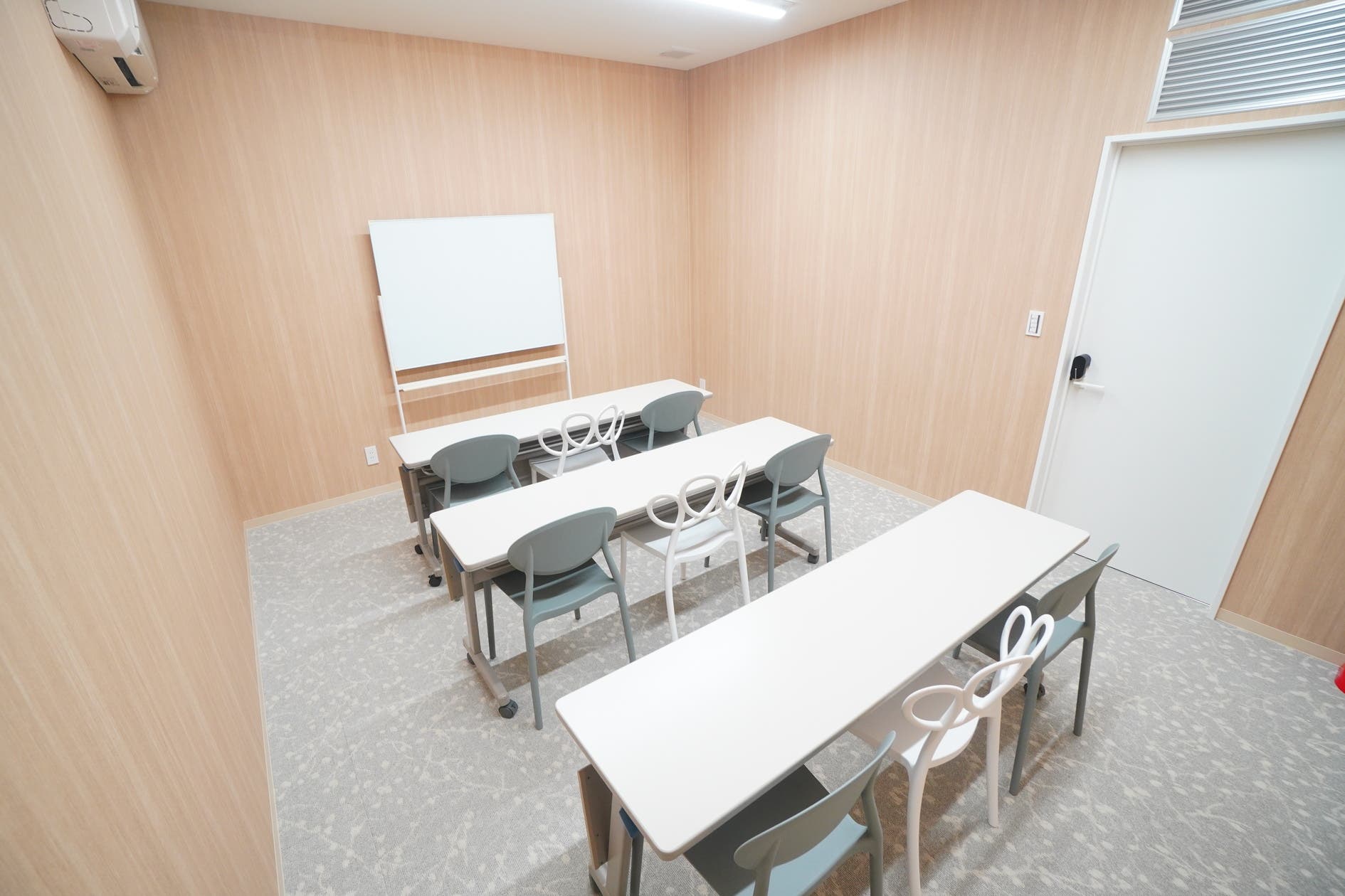 ＜レンタルスペースYAHAGI No.2＞ツルマガーデン内🌳9名収容💺Wi-Fi📶会議/商談/テレワークの写真2