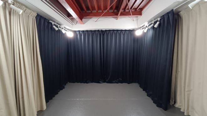 3面を黒カーテンで囲める撮影スタジオ 機材持込自由!の写真1